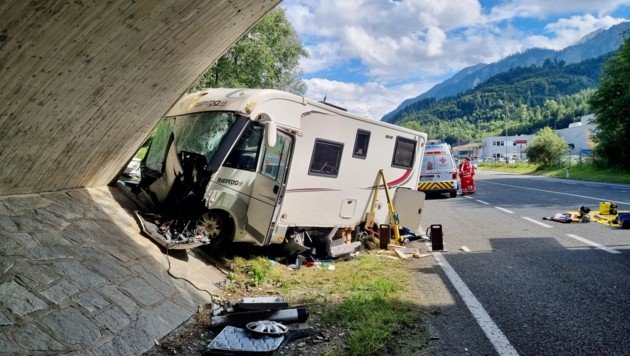 Wohnmobil kracht frontal in Tunnel: Zwei Verletzte